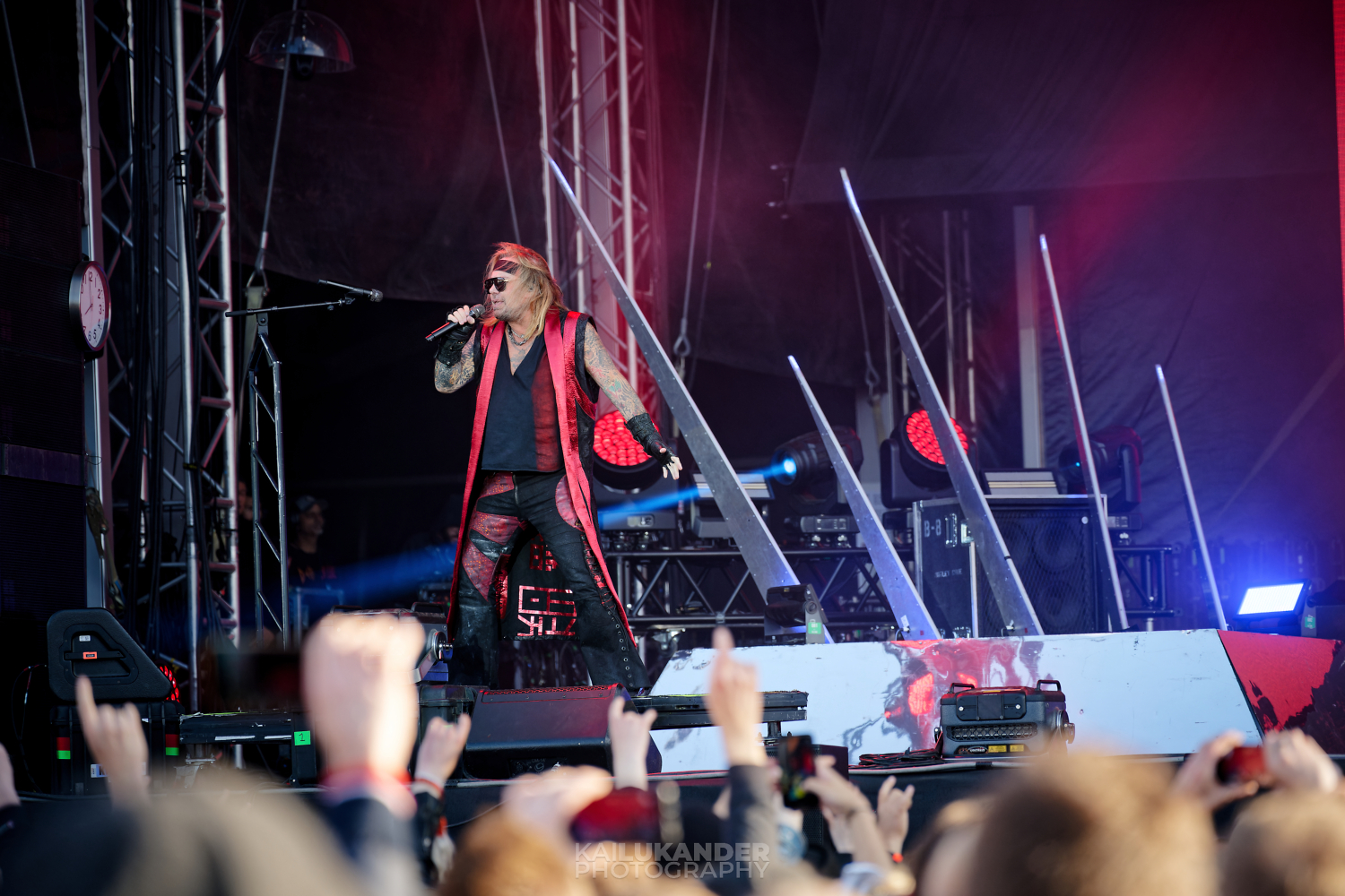 How a pilot’s swift response helped save Vince Neil’s girlfriend in ...