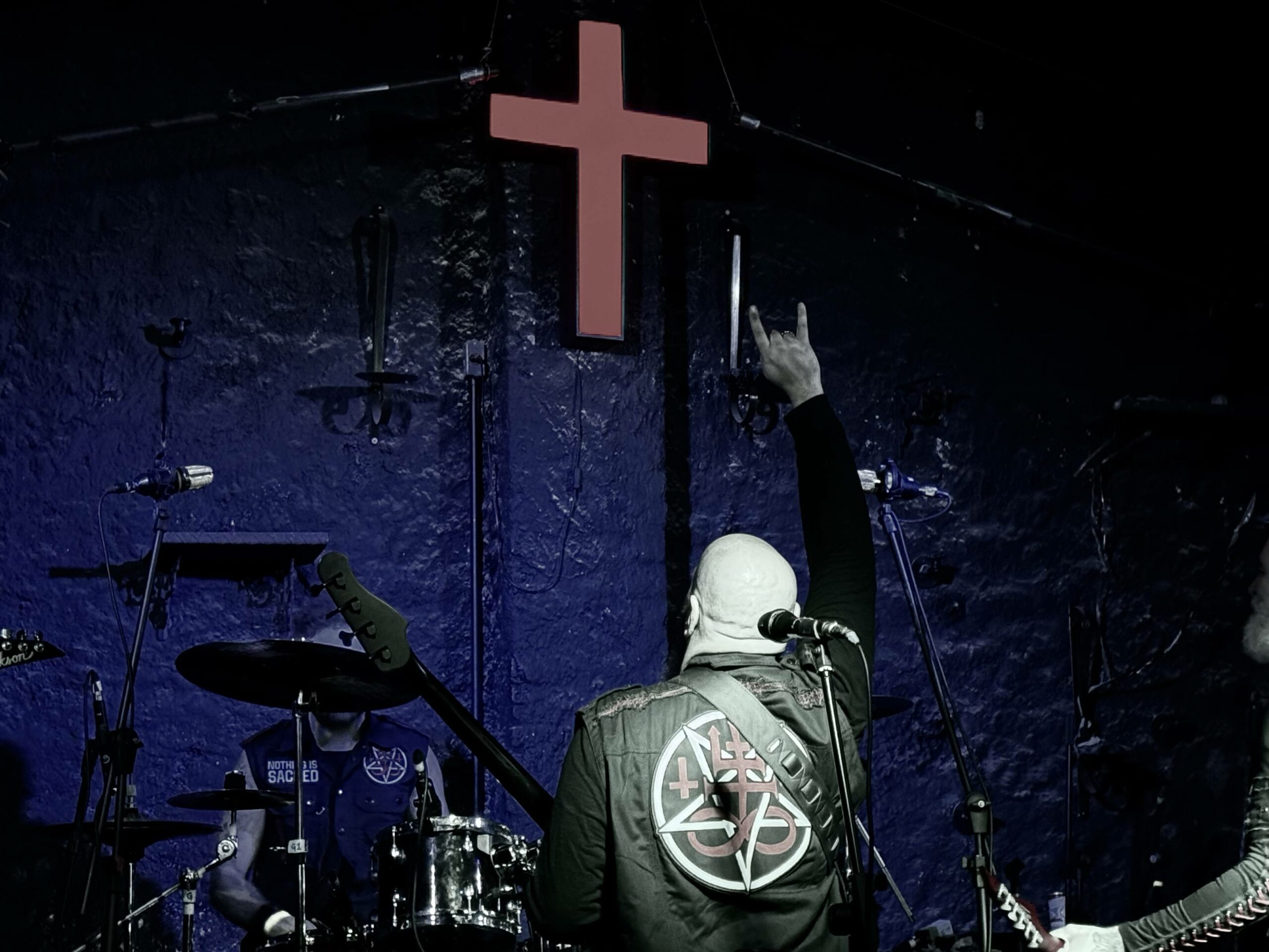 A grotesque mass, live - The Troops of Doom at La Iglesia (13.7 ...