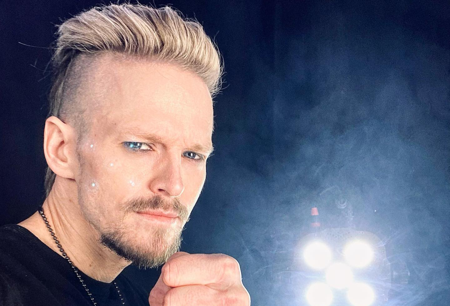 Erik Grönwall (formerly of Skid Row and H.E.A.T.) performed an acoustic ...