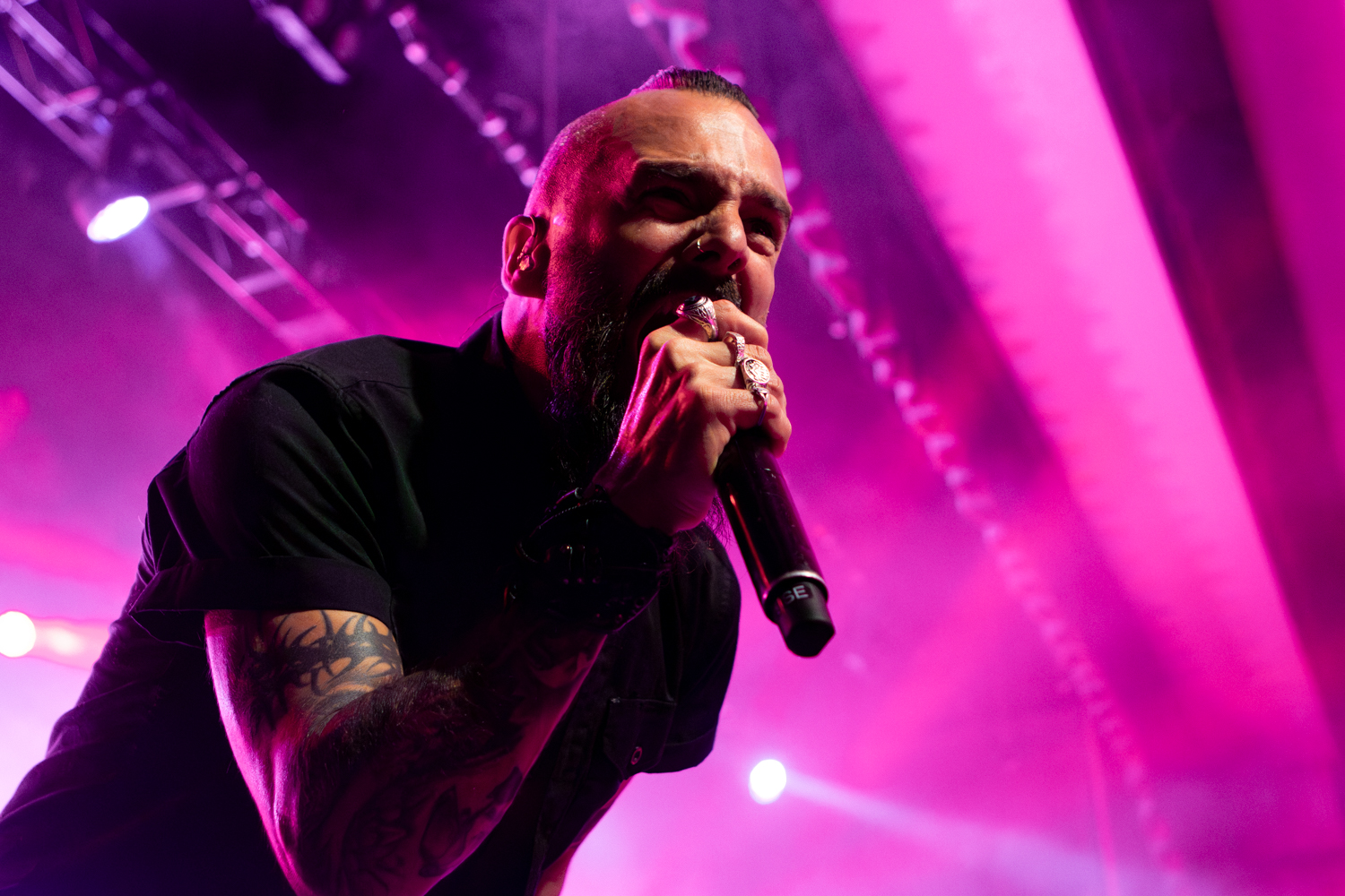 Howard Jones rejoins Killswitch Engage onstage for "The Signal Fire ...