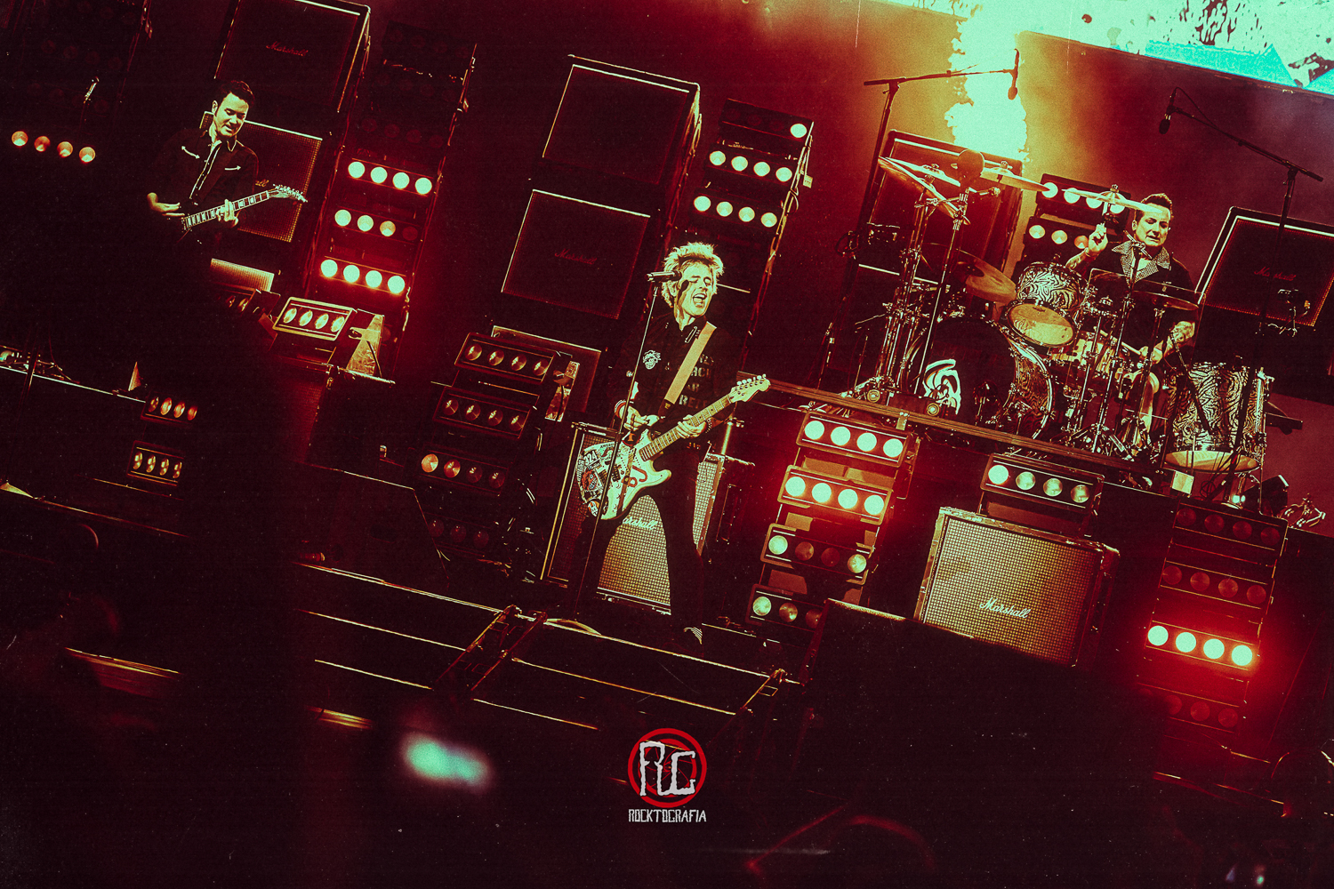 Video footage available of Green Day performing at Super Bowl - Chaoszine