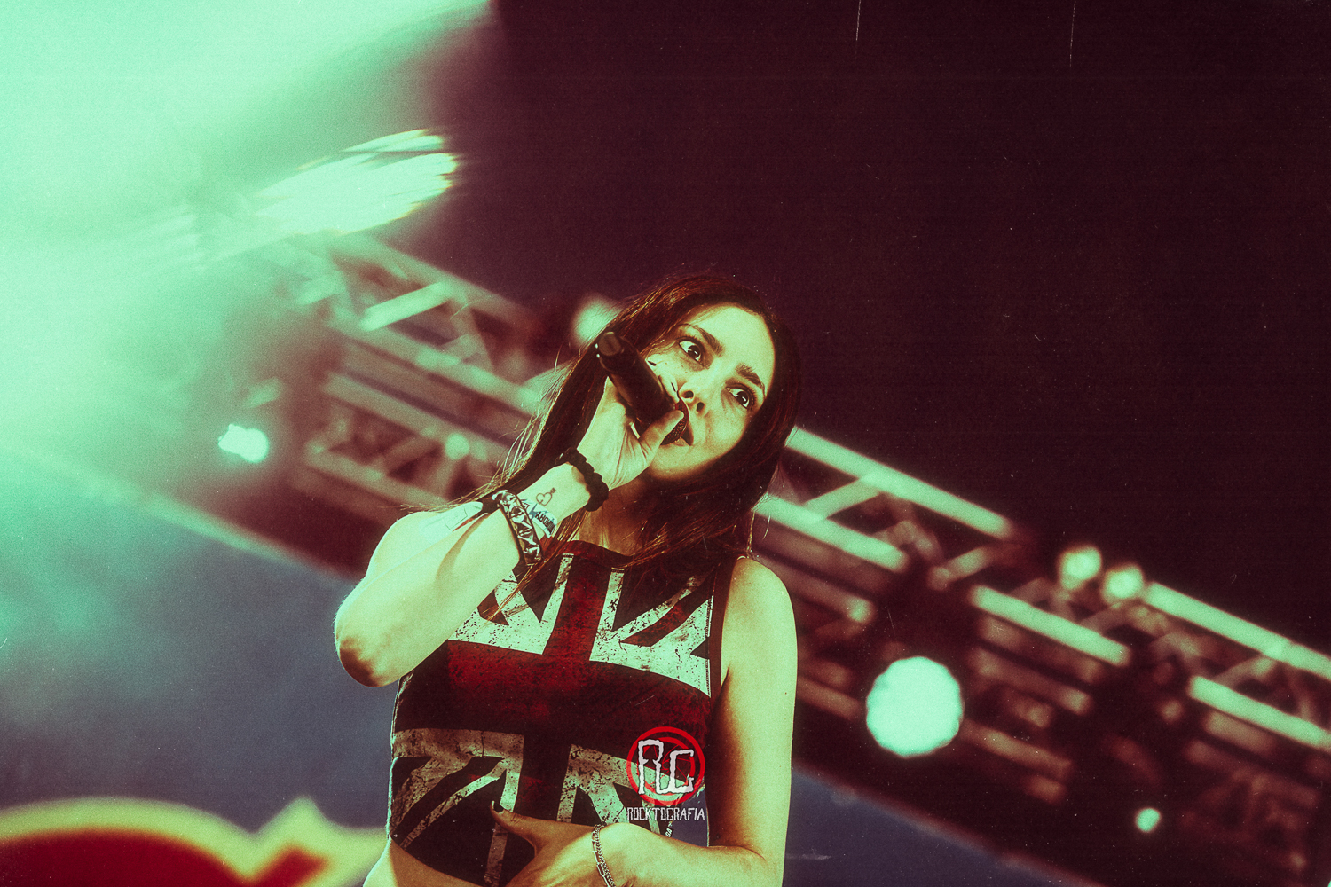 LØLØ strips it back on honest new track “me with no shirt on” - Chaoszine